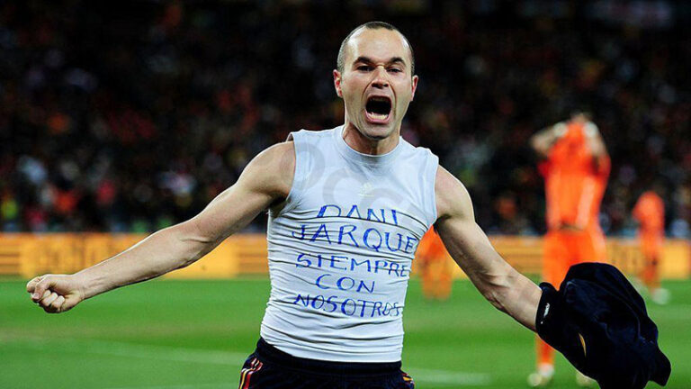 Top 10 best last minute goals in football history